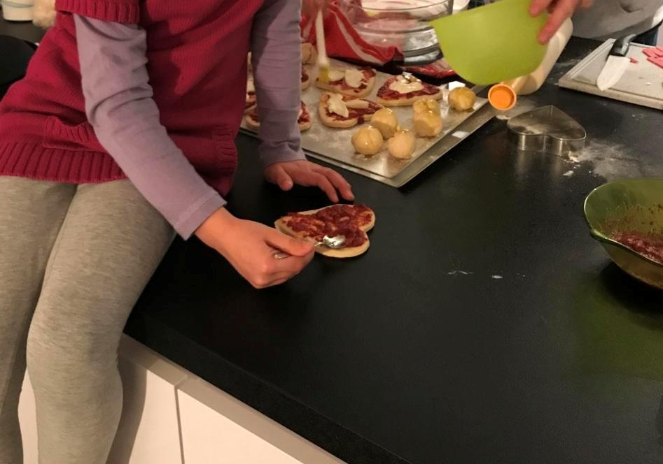 Pizza backen mit Kindern - ein einfaches Rezept | Mama-Mony.de